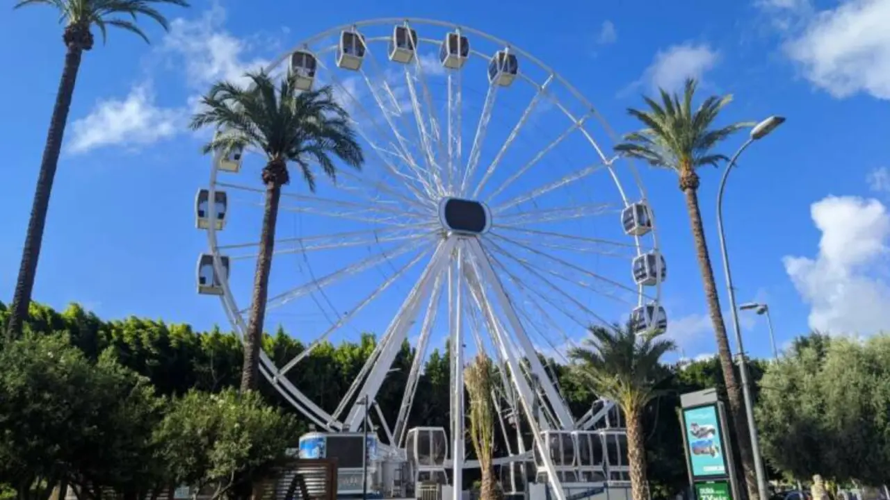 La noria panorámica se estrena en el Plano de San Francisco por las fiestas