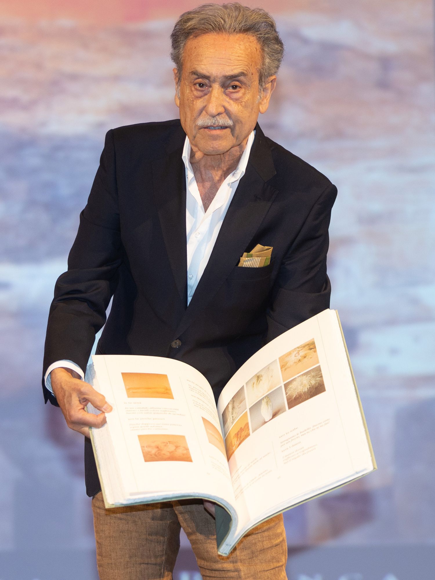 El Ayuntamiento de Blanca entrega a Pedro Cano la Medalla de Oro en ...